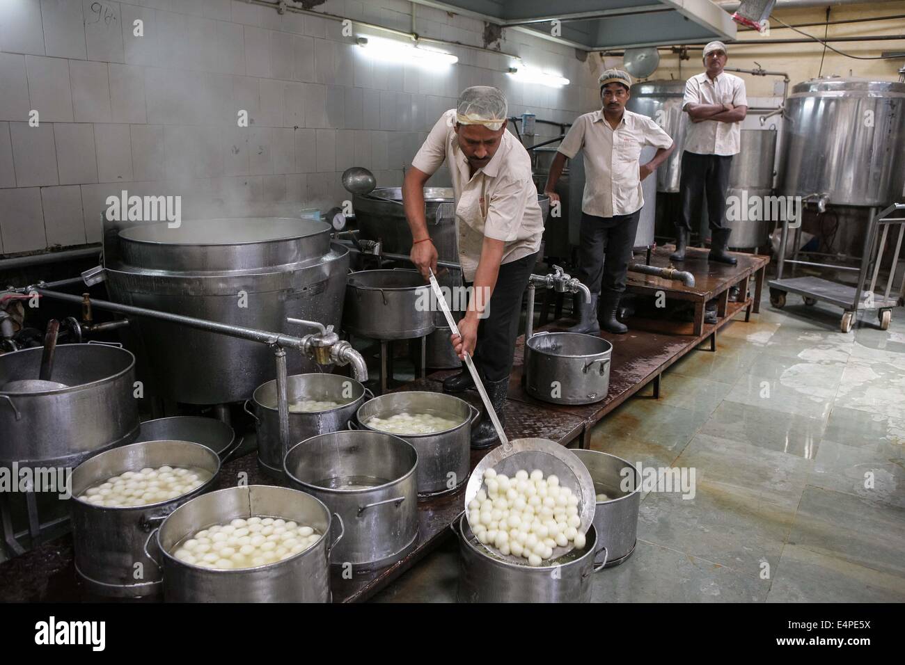 (140716) -- BIKANER, July 16, 2014 (Xinhua) -- Workers make sweets at ...