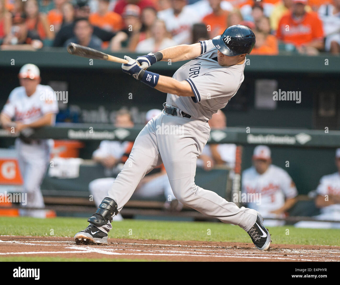 New York Yankees first baseman Mark Teixeira (25) singles in the first ...