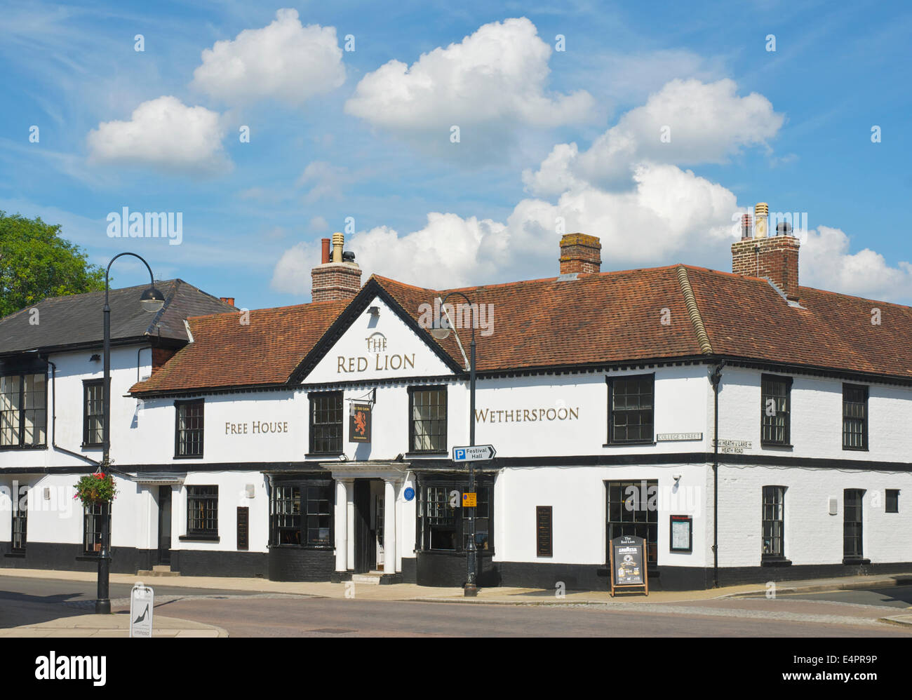 The Red Lion Wetherspoon pub in Petersfield, Hampshire, England UK ...