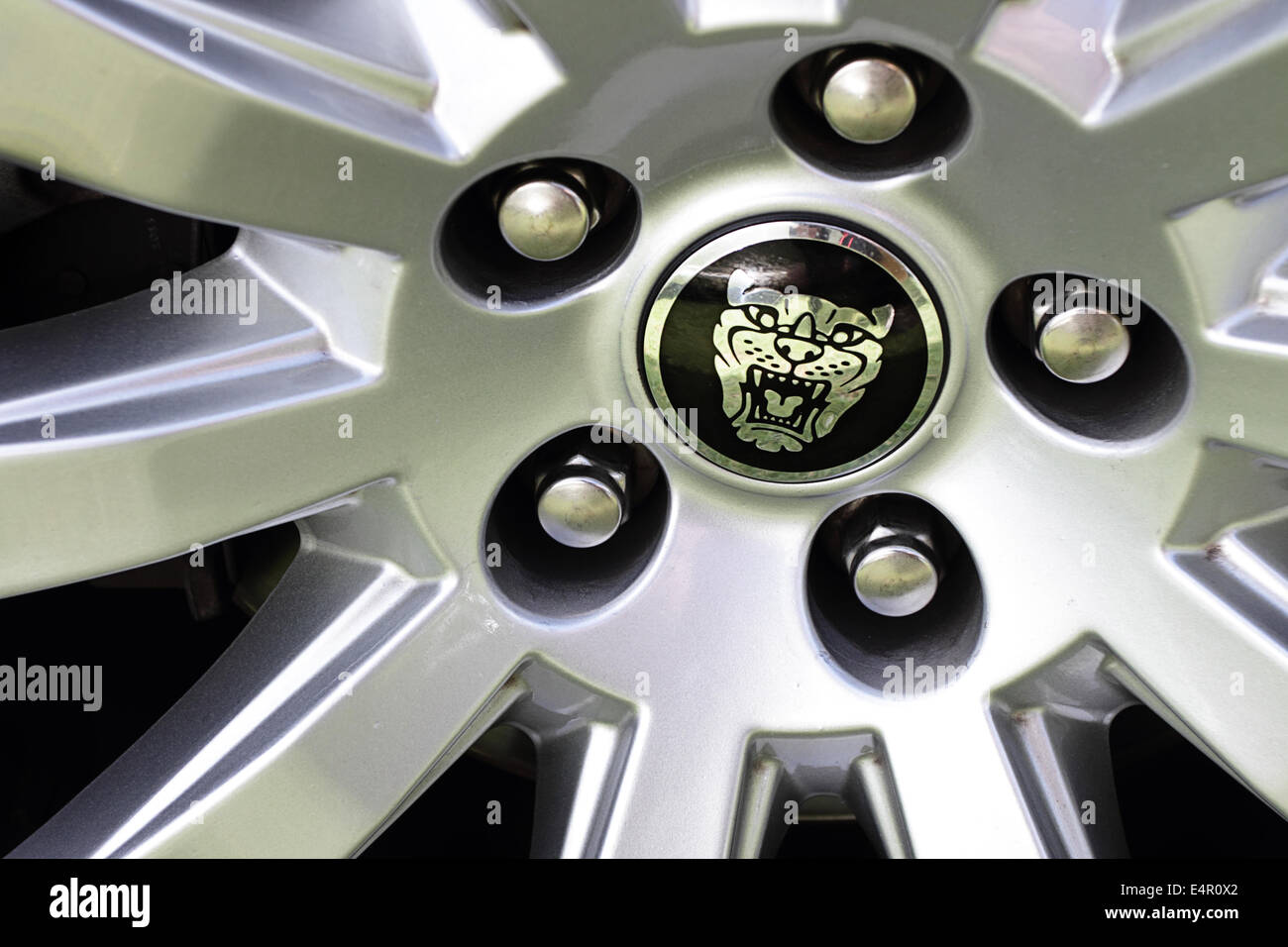 Vintage Jaguar wheel detail Stock Photo - Alamy