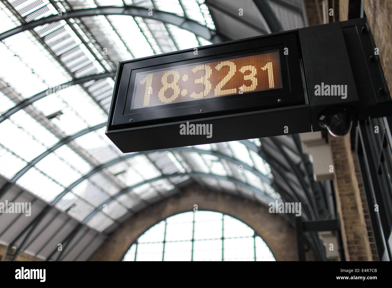 Arrivals departures kings cross rail hi-res stock photography and ...