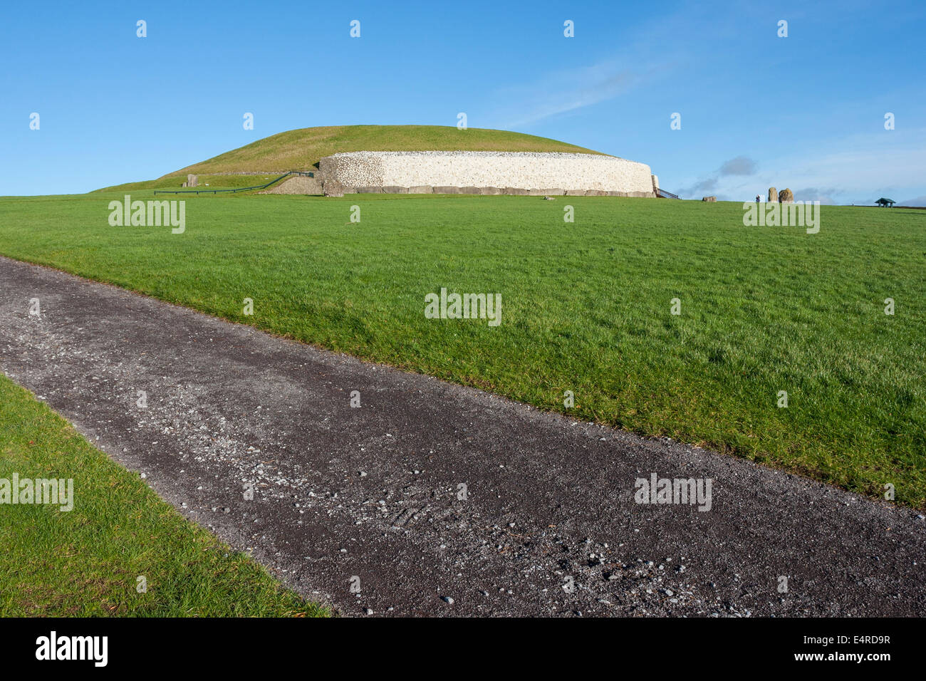 Newgrange ireland irish ancient hi-res stock photography and images - Alamy