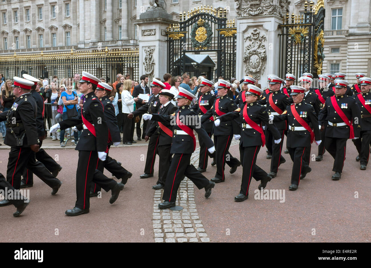 Marching Soldiers at Buckingham Palace London Stock Photo - Alamy