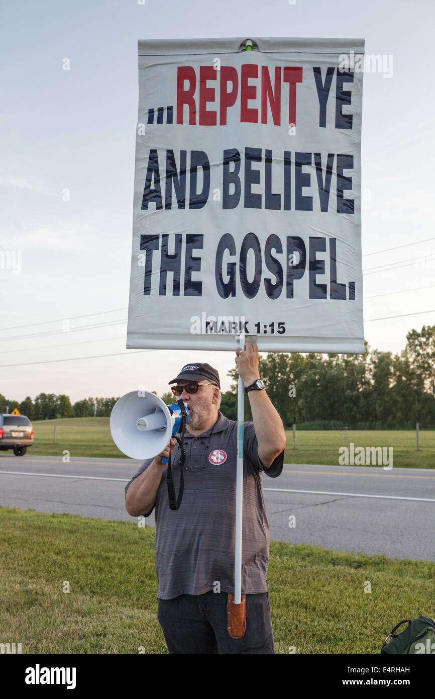 Anti-Mormon Christians protest against Hill Cumorah Pageant, Palmyra ...