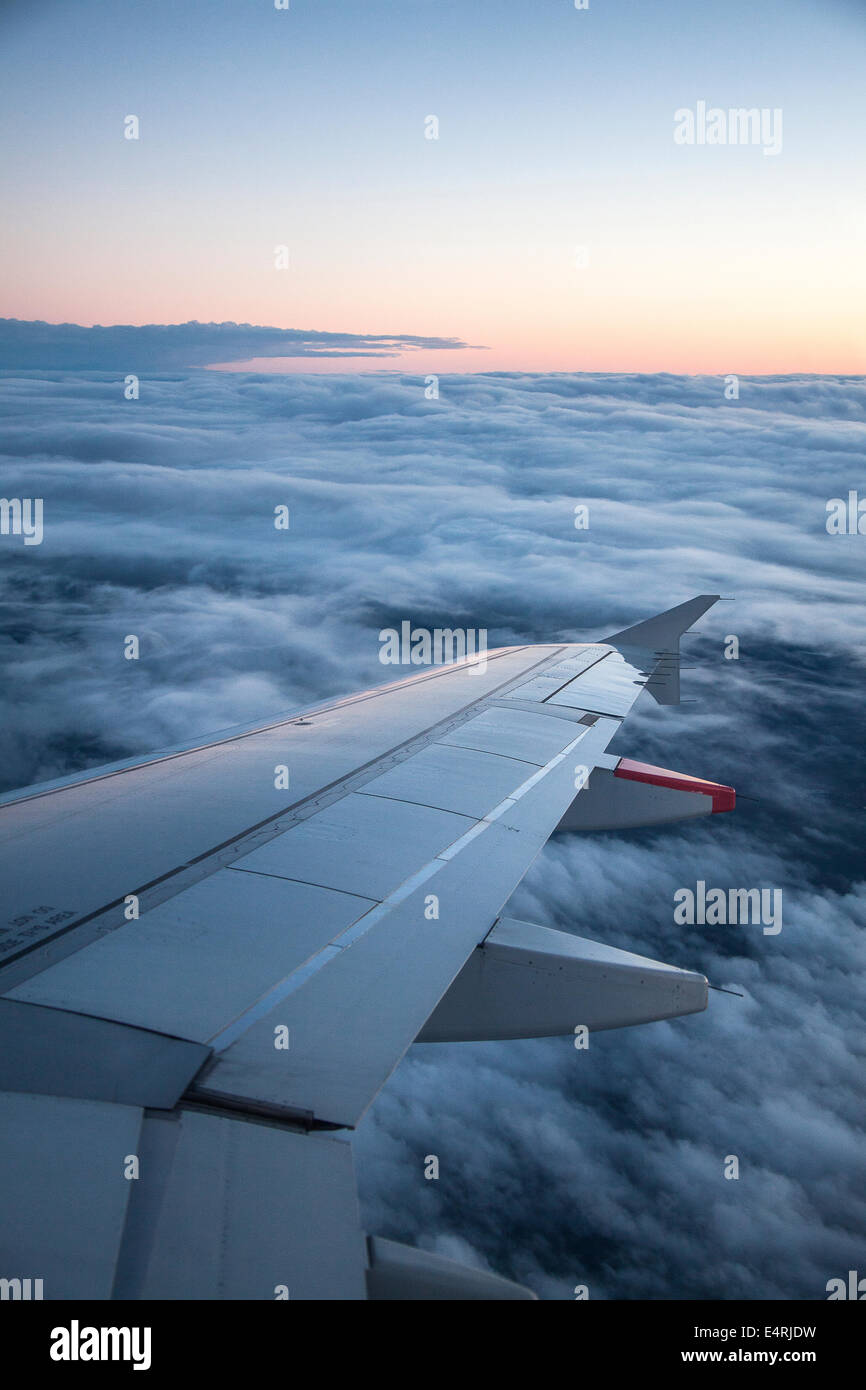Wing flying airplane land hi-res stock photography and images - Alamy