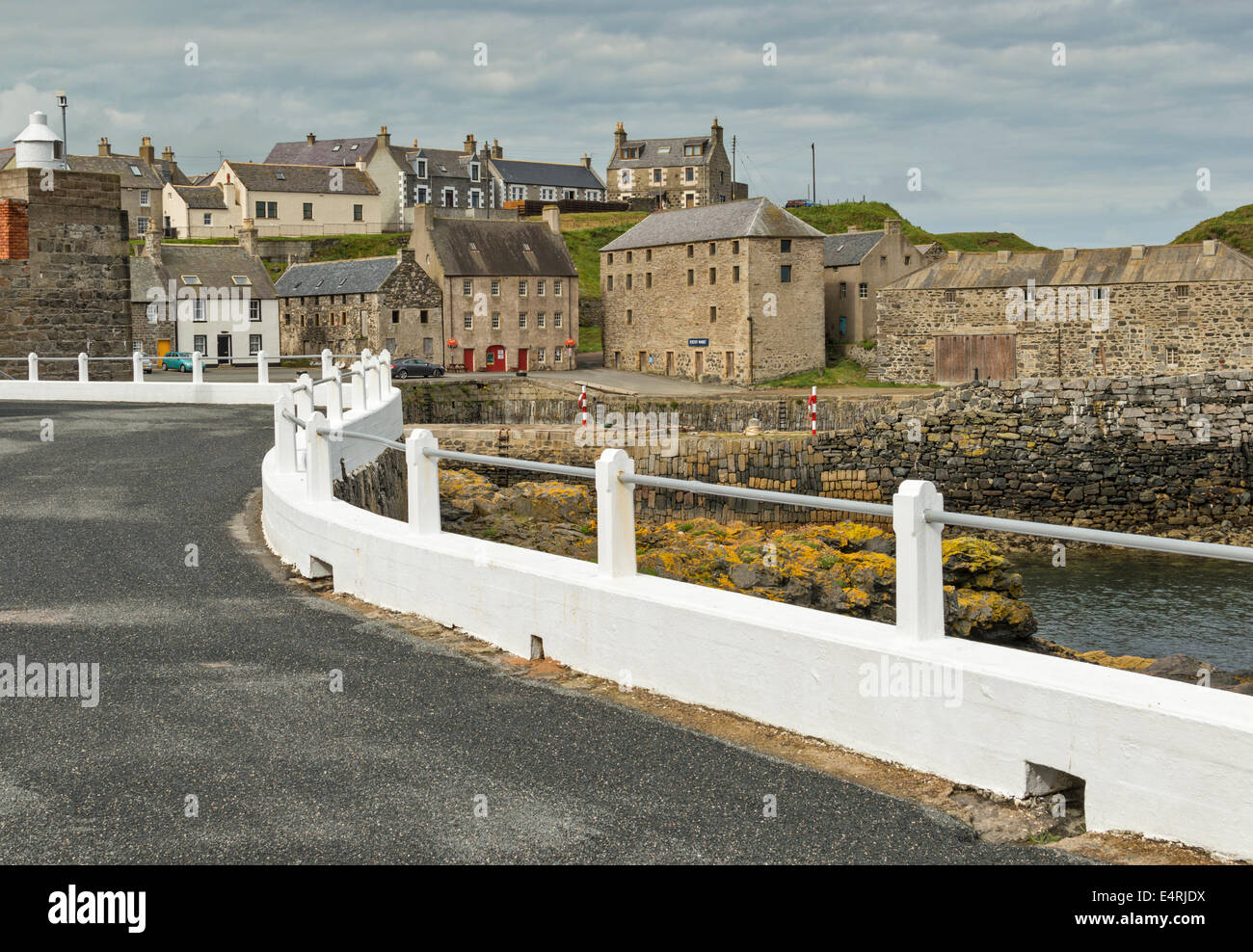 PORTSOY 17C STONE HARBOUR AND HOUSES ABERDEENSHIRE COAST SCOTLAND Stock ...