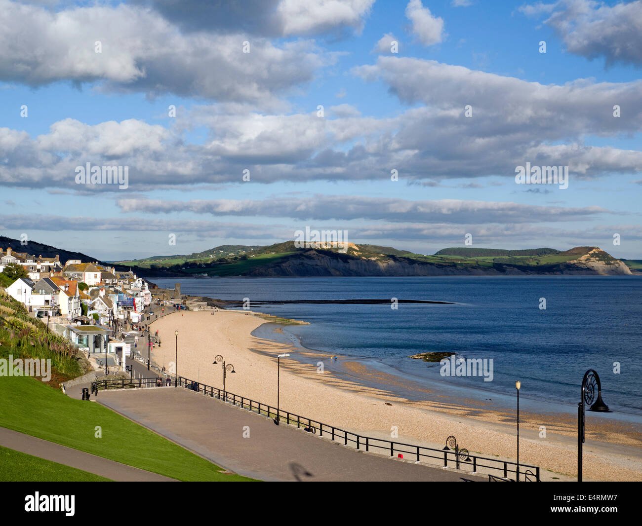 Lyme regis and cliff hi-res stock photography and images - Alamy