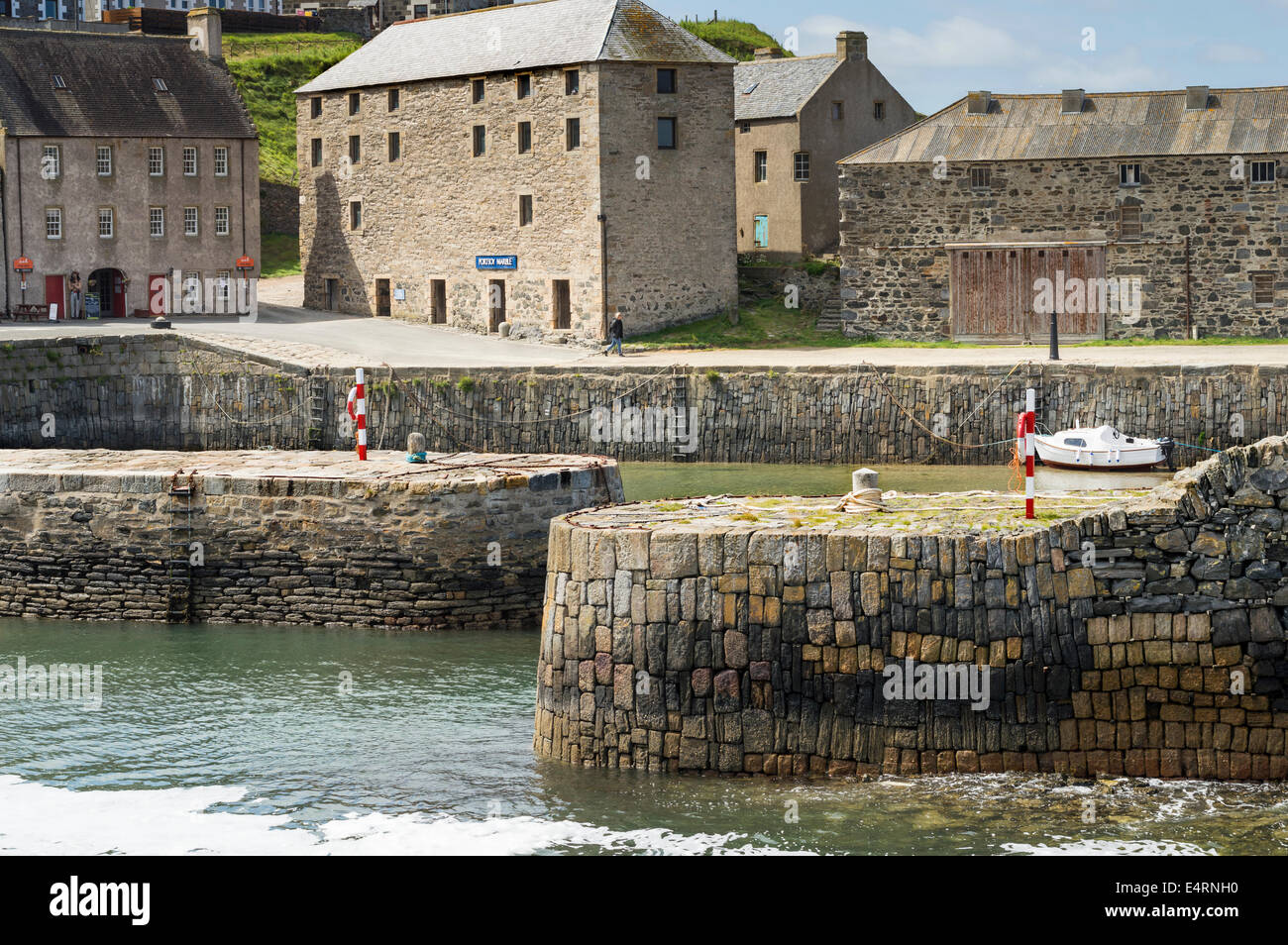 PORTSOY HARBOUR WITH 17C BUILDINGS ABERDEENSHIRE COAST SCOTLAND Stock ...