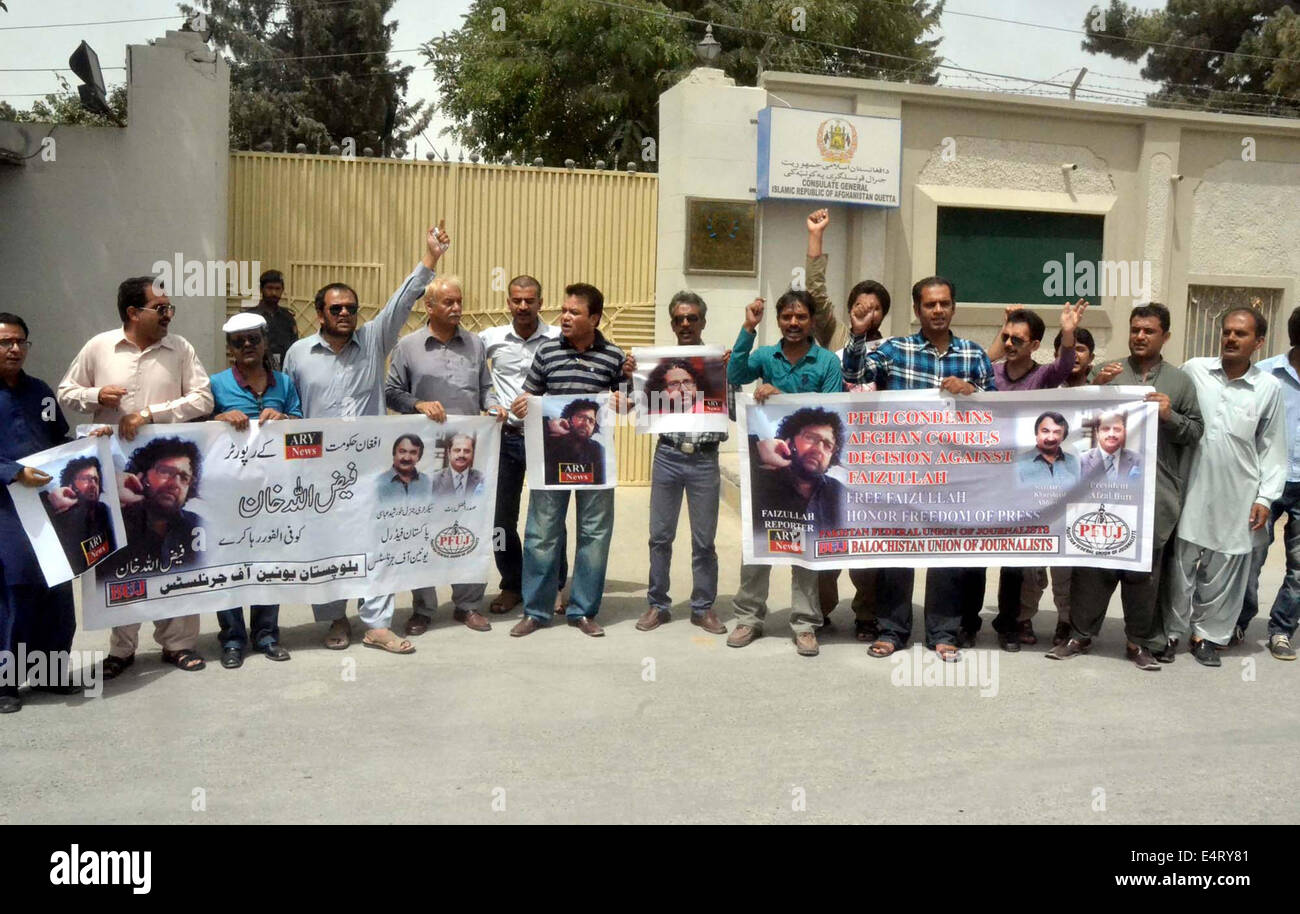 Members of Pakistan Federal Union of Journalist (PFUJ) are chanting ...