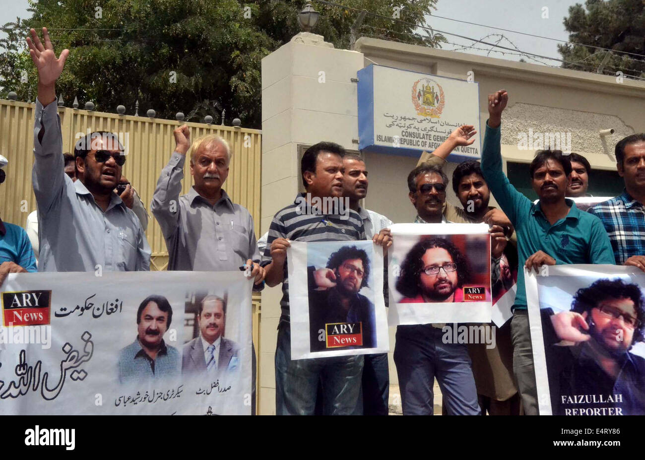 Members of Pakistan Federal Union of Journalist (PFUJ) are chanting ...