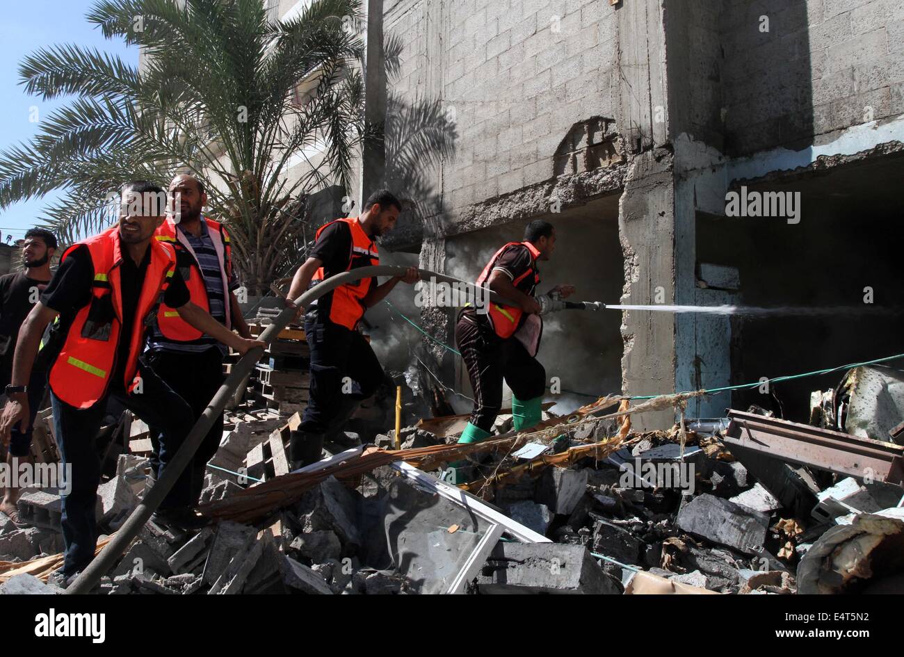 Gaza, Gaza Strip. 16th July, 2014. Palestinian firefighters extinguish ...
