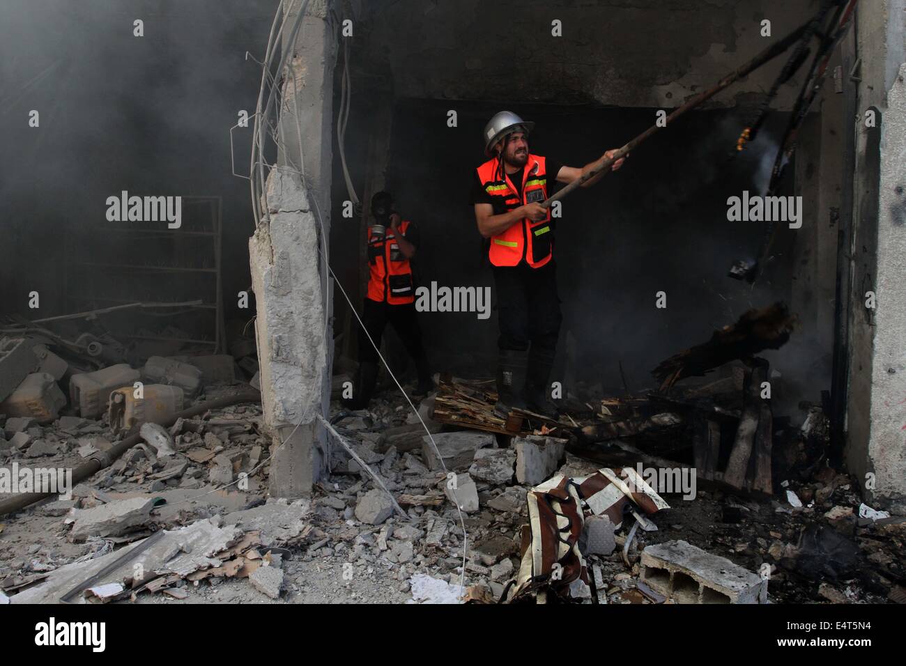 Gaza, Gaza Strip. 16th July, 2014. Palestinian firefighters extinguish ...
