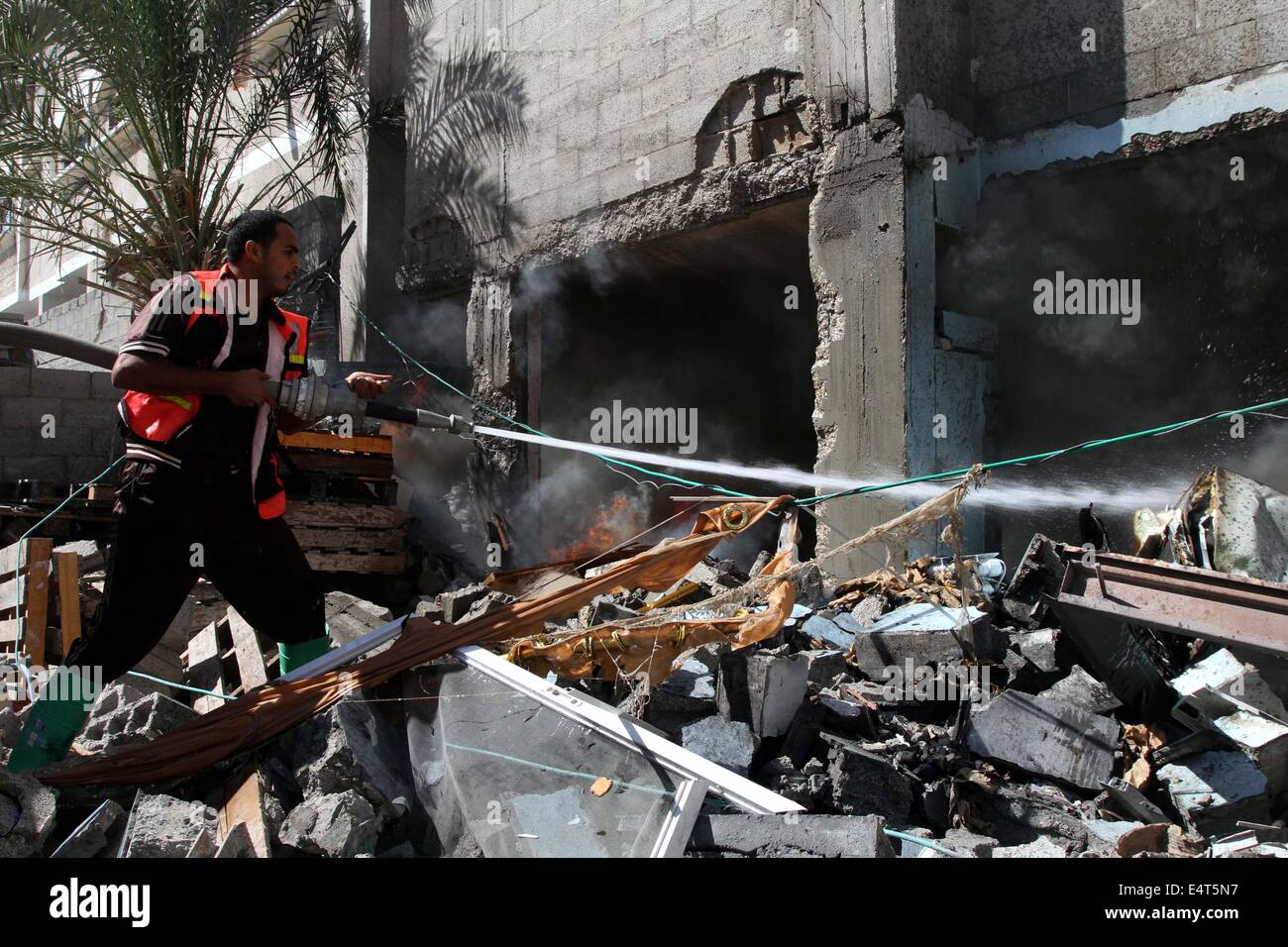Gaza, Gaza Strip. 16th July, 2014. Palestinian firefighters extinguish ...