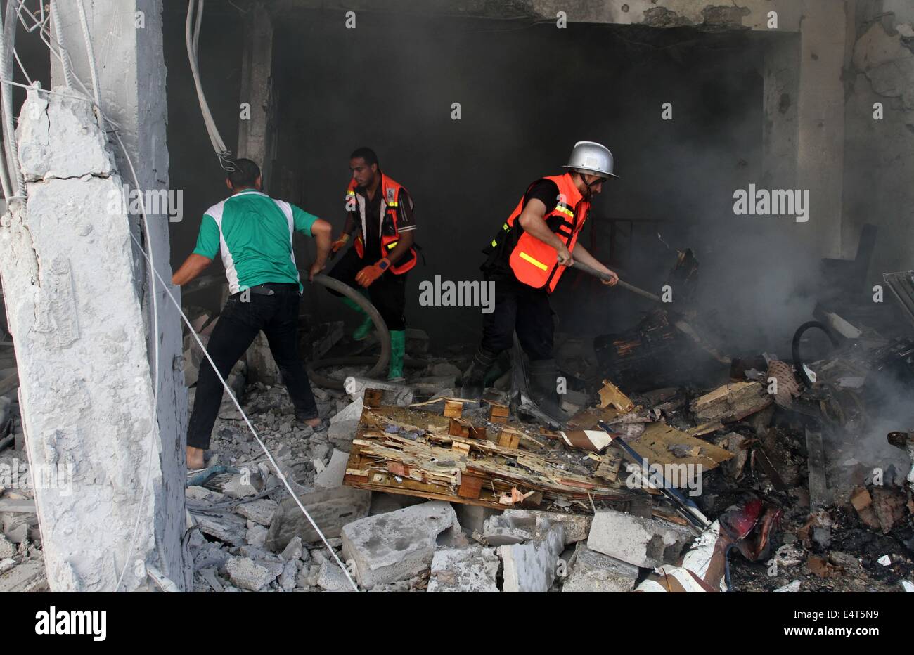 Gaza, Gaza Strip. 16th July, 2014. Palestinian firefighters extinguish ...