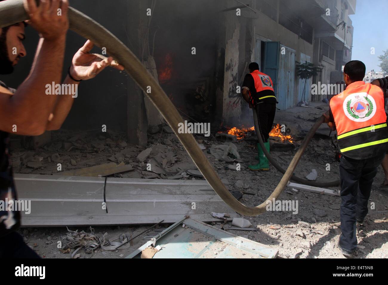 Gaza, Gaza Strip. 16th July, 2014. Palestinian firefighters extinguish ...