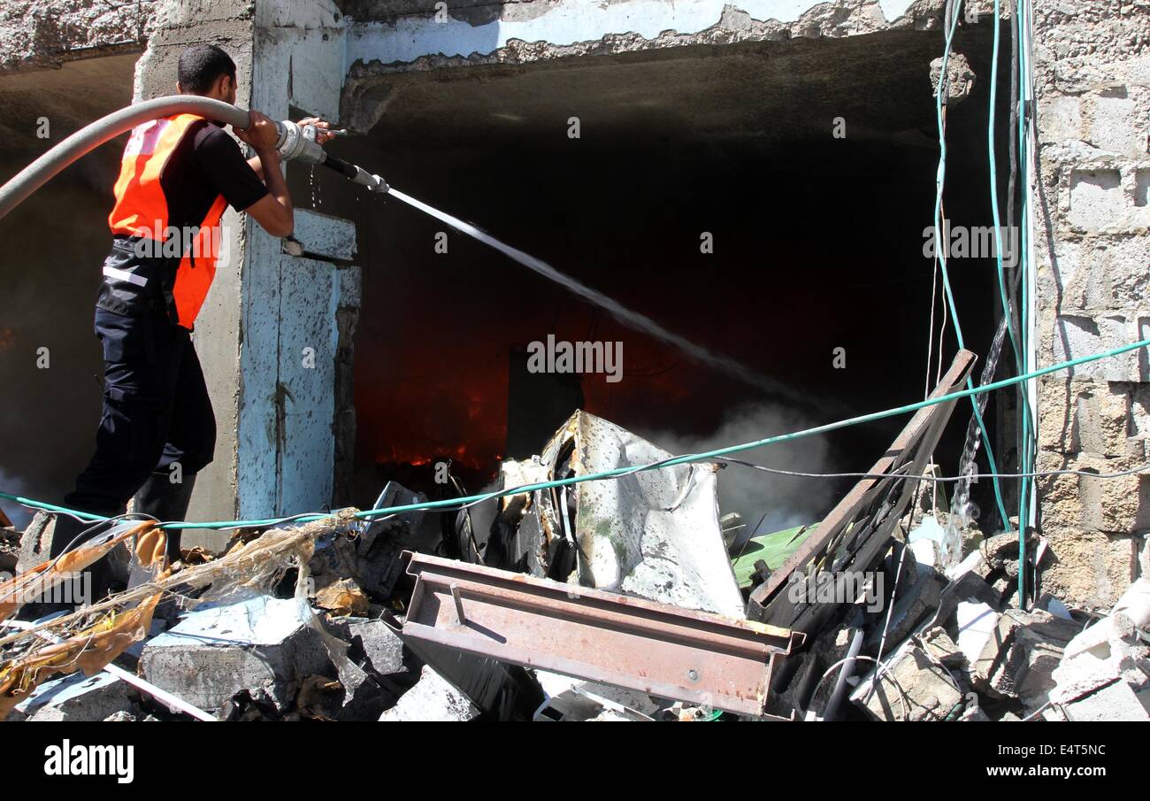 Gaza, Gaza Strip. 16th July, 2014. Palestinian firefighters extinguish ...