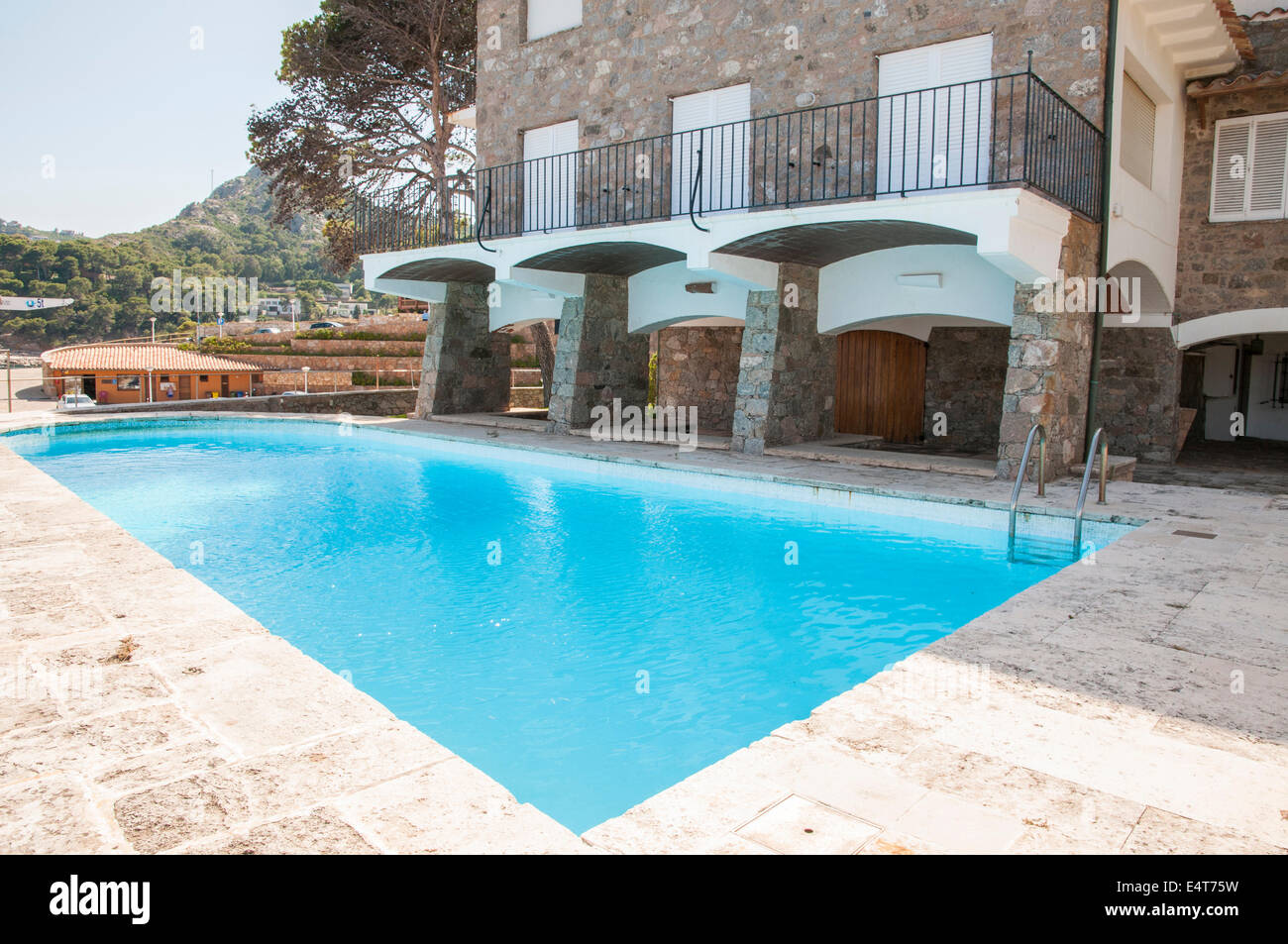 Luxurious poolside house hi-res stock photography and images - Alamy