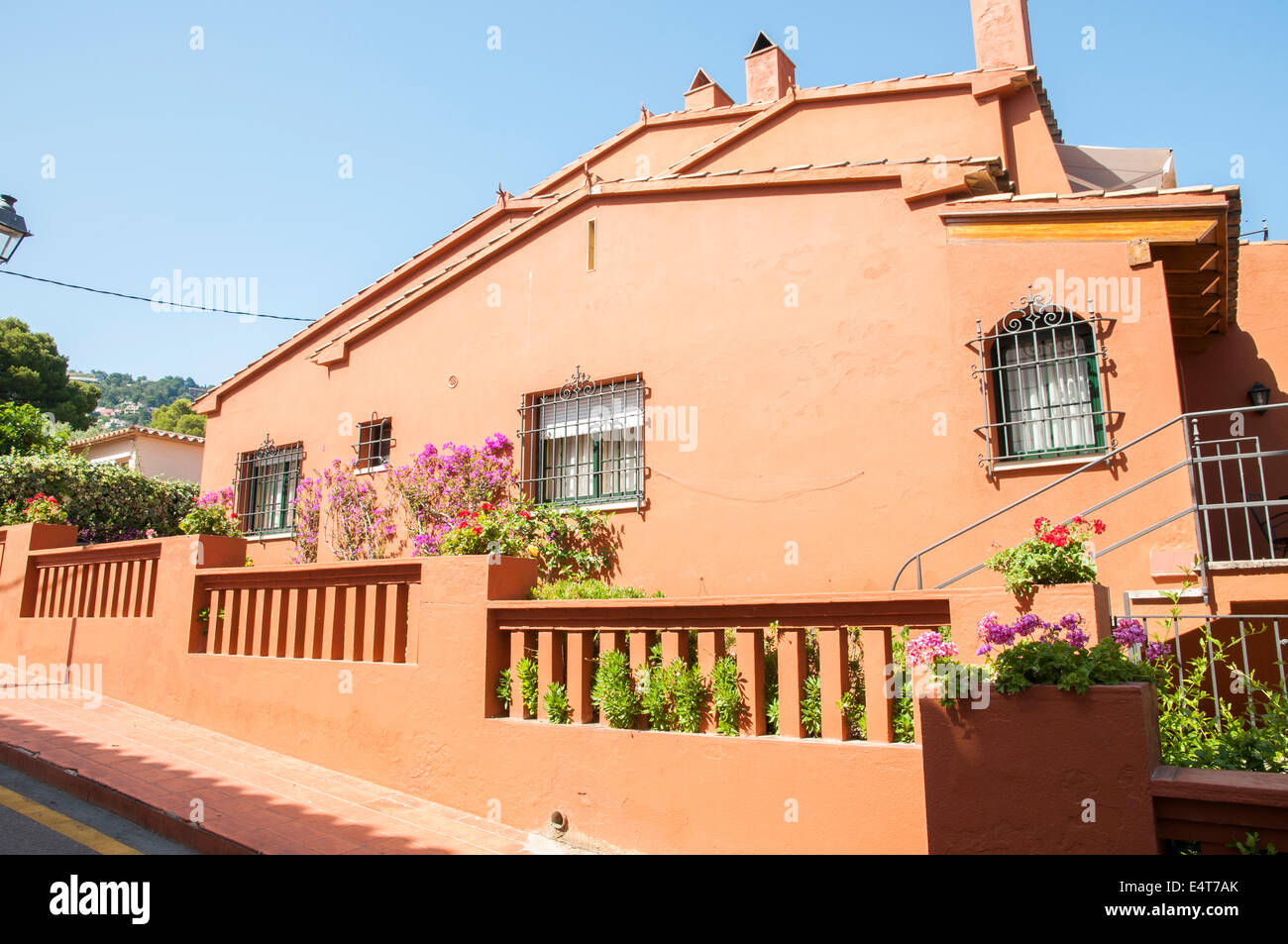 modern house with flower gardens Stock Photo - Alamy