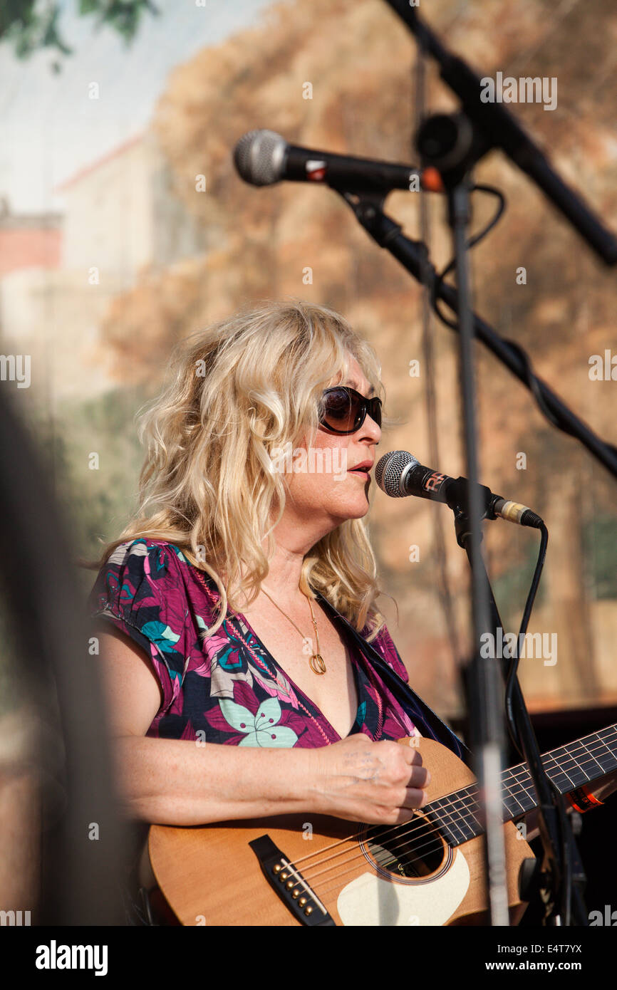 Sandy denny hi-res stock photography and images - Alamy