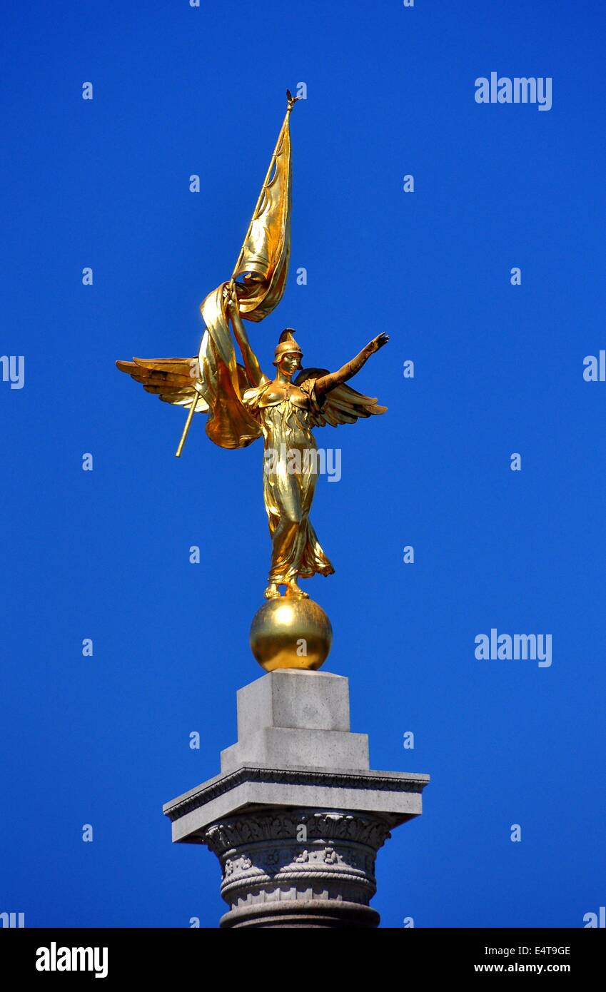 Washington, DC: Gilded Statue atop the First Division Memorial in front ...