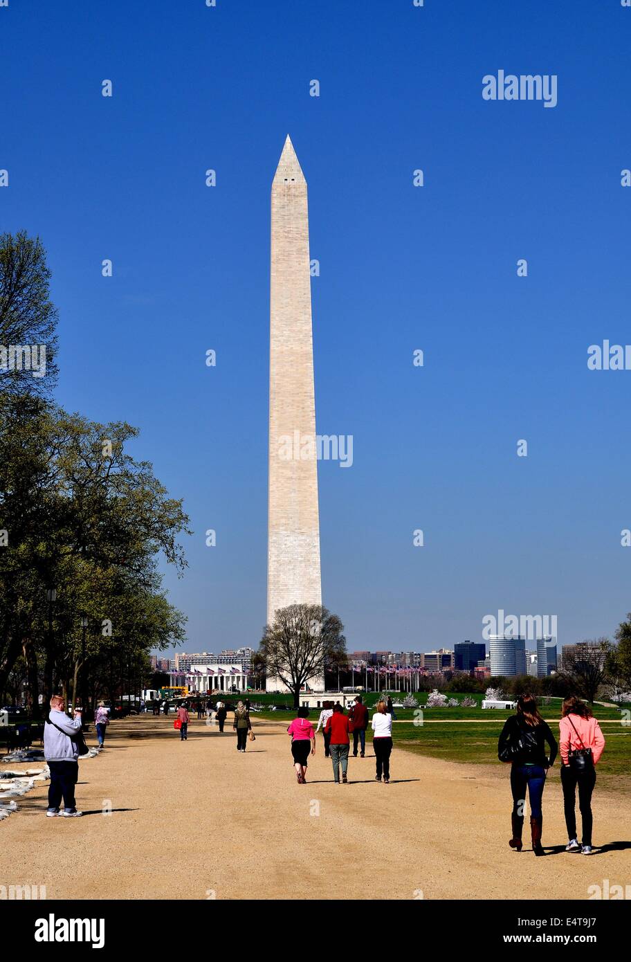 Washington, DC: View along the National Mall to the Washington Monument ...