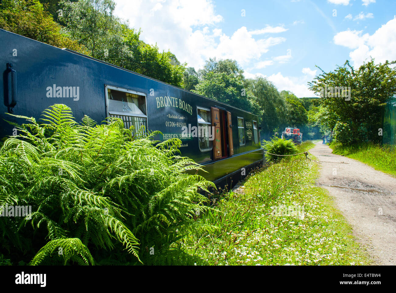 NARROW BOAT IN THE YORKSHIRE COUNTRY SIDE Stock Photo - Alamy