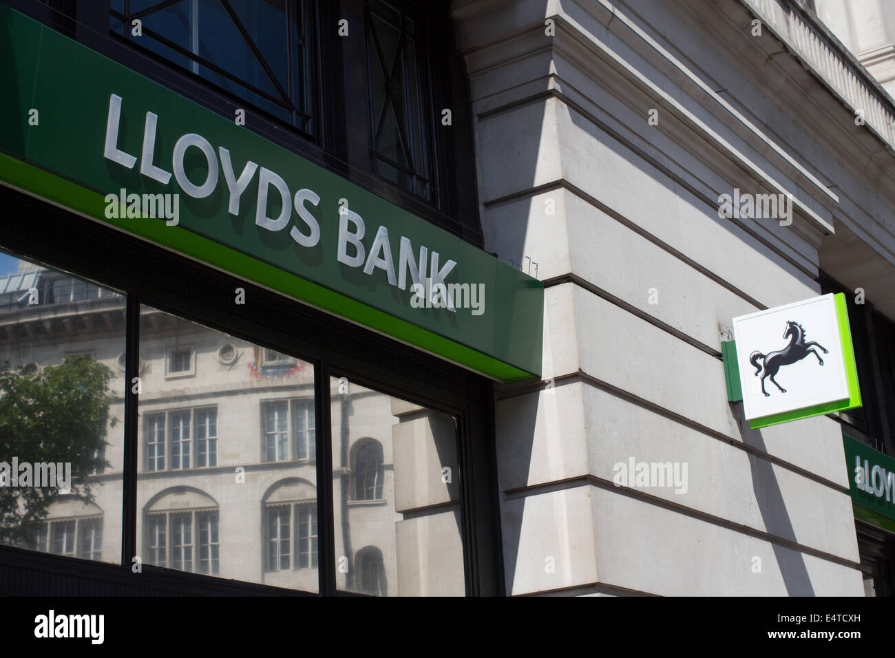 Lloyds Bank at Holborn, Southampton Row London Stock Photo - Alamy