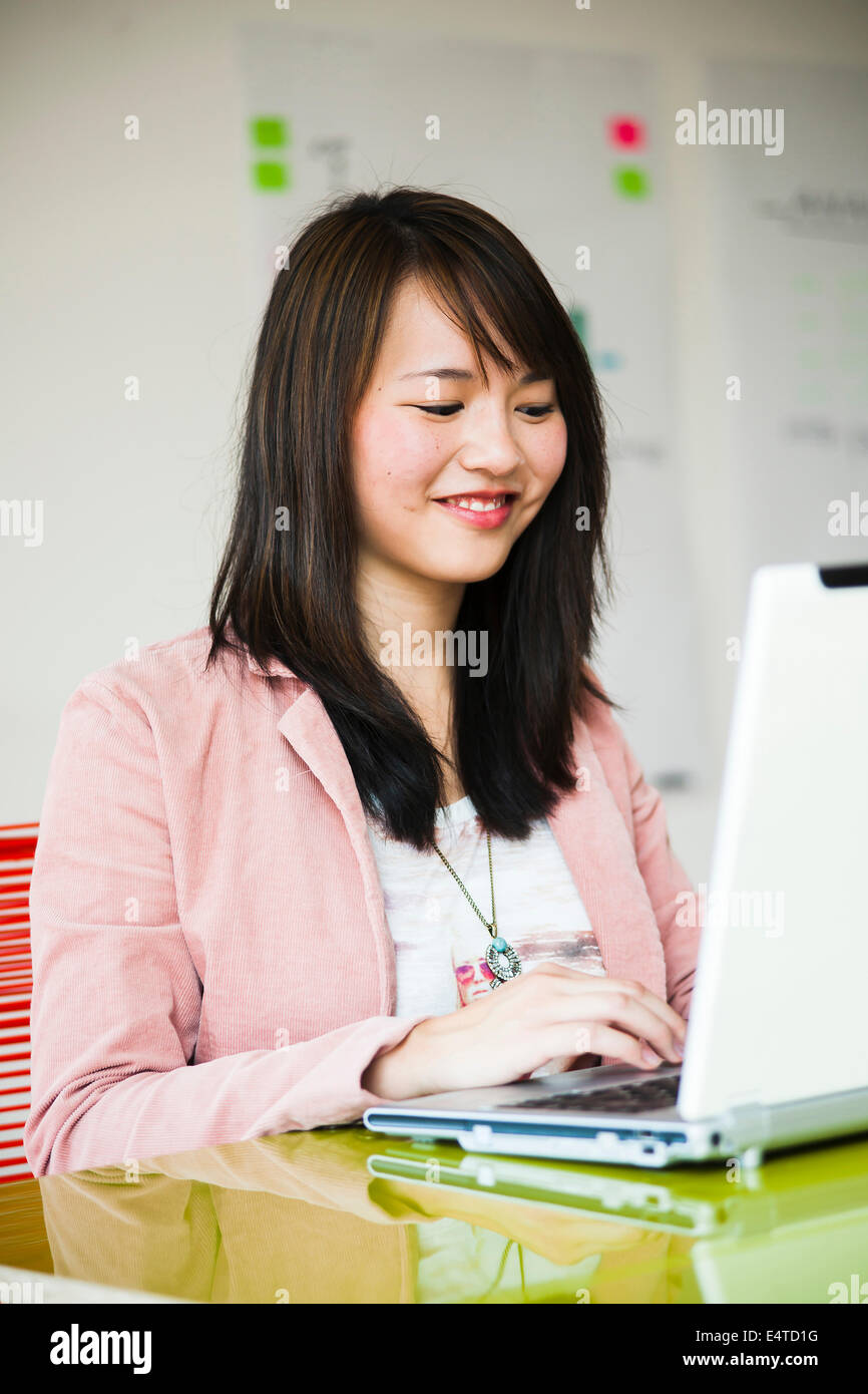 Woman in office feeling hi-res stock photography and images - Alamy