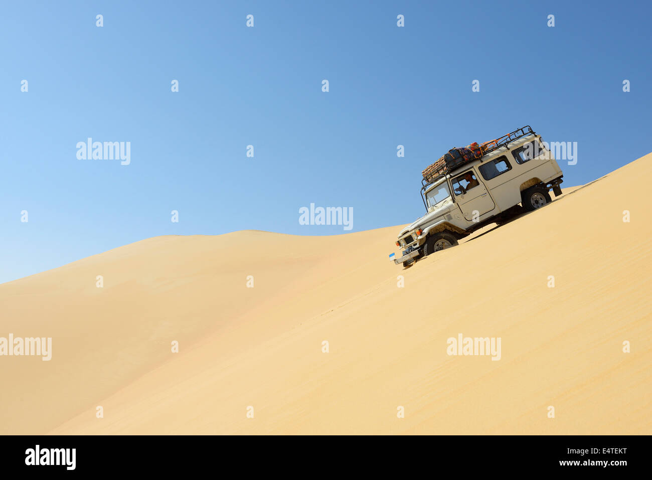 Four Wheel Drive Car in Desert, Matruh, Great Sand Sea, Libyan Desert ...