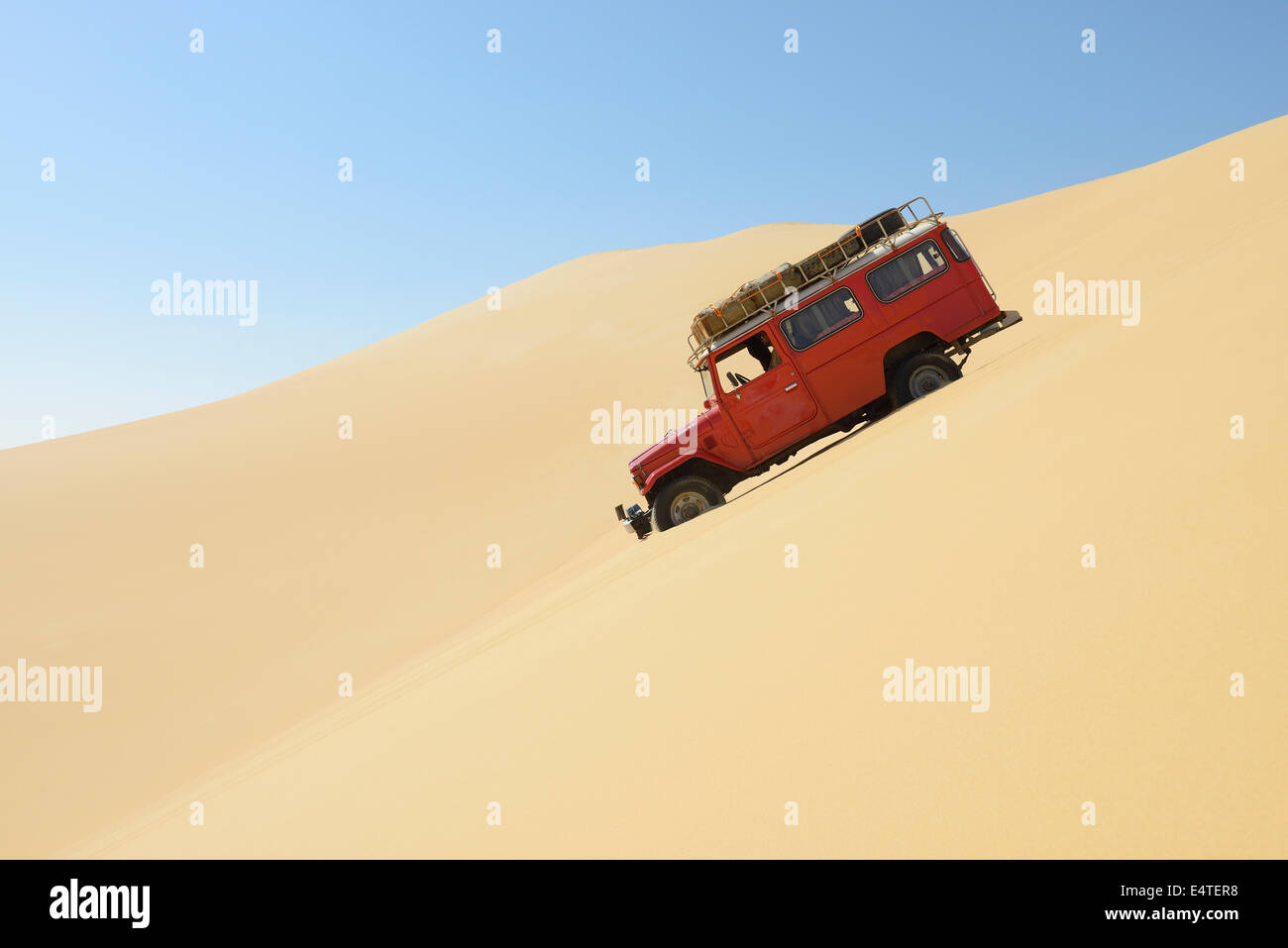Four Wheel Drive Car in Desert, Matruh, Great Sand Sea, Libyan Desert ...