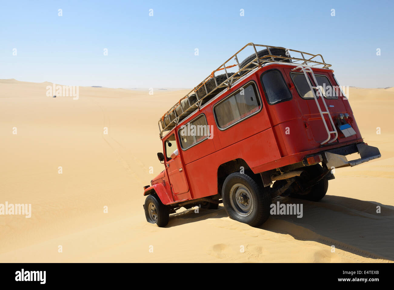 Four Wheel Drive Car in Desert, Matruh, Great Sand Sea, Libyan Desert ...