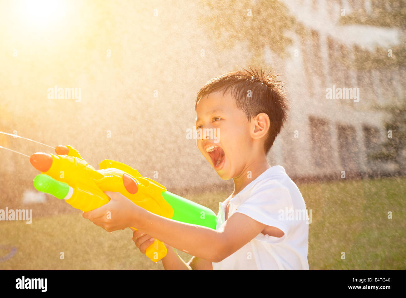 Children and water guns hi-res stock photography and images - Alamy