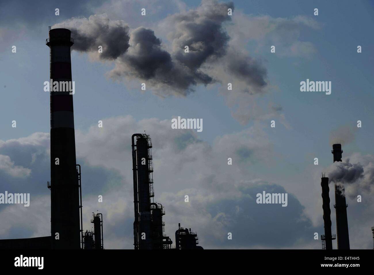 China oil refinery shandong hi-res stock photography and images - Alamy
