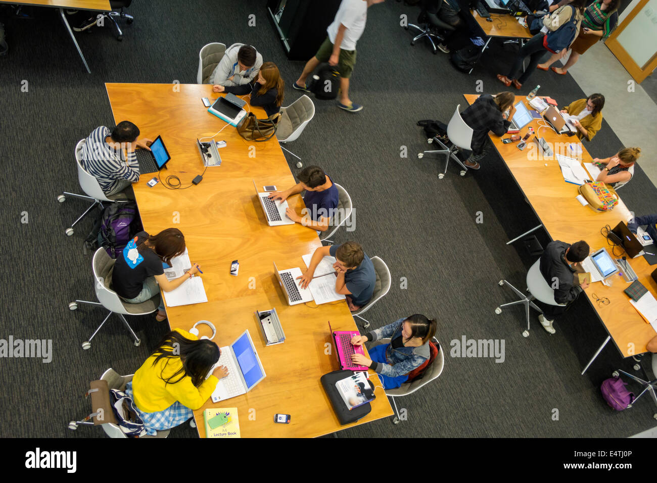 University of melbourne campus students hi-res stock photography and ...
