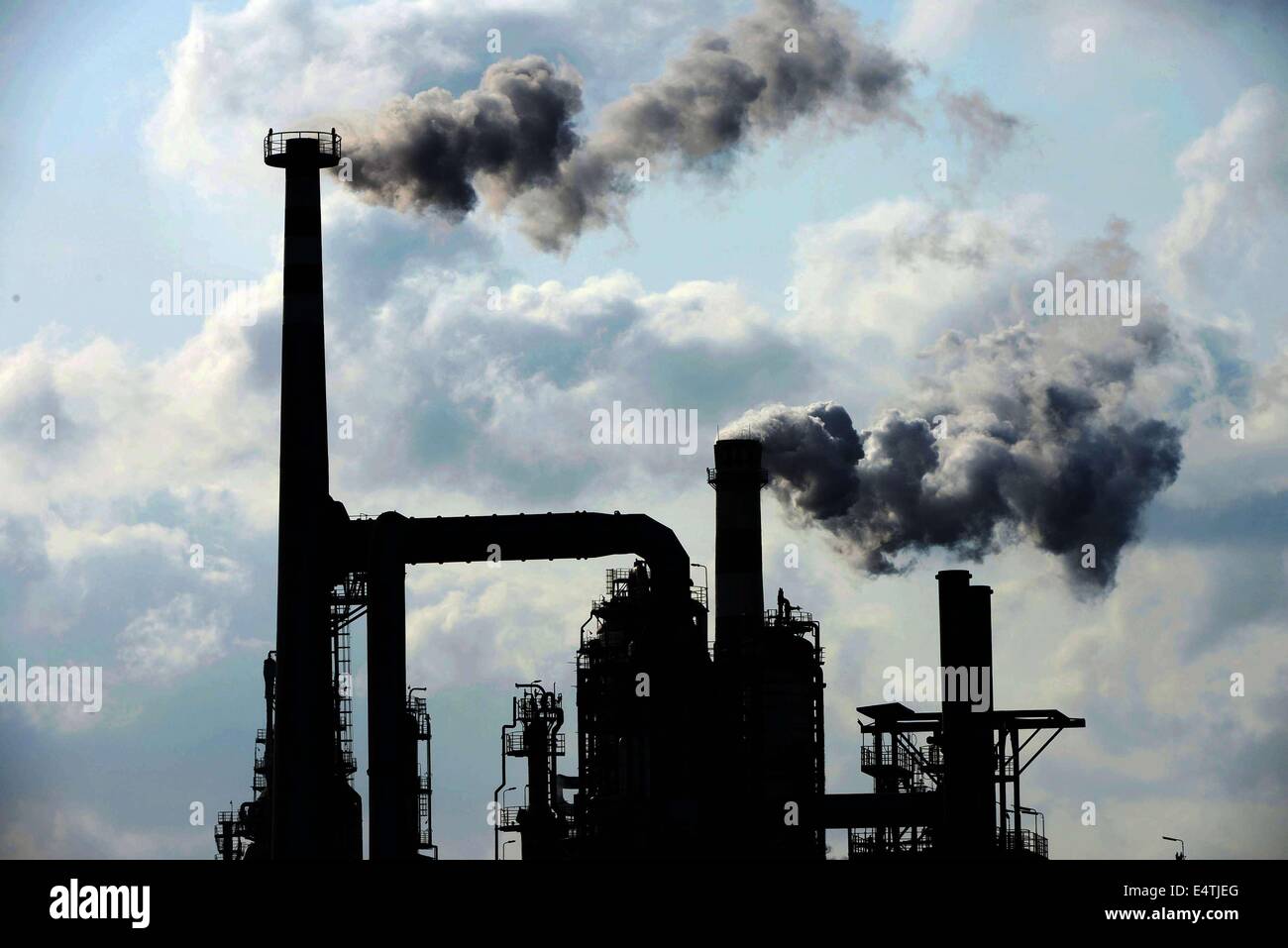 China oil refinery shandong hi-res stock photography and images - Alamy