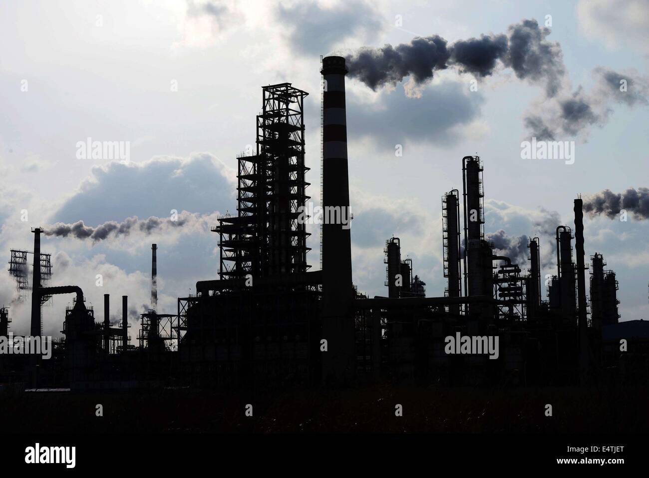 China oil refinery shandong hi-res stock photography and images - Alamy