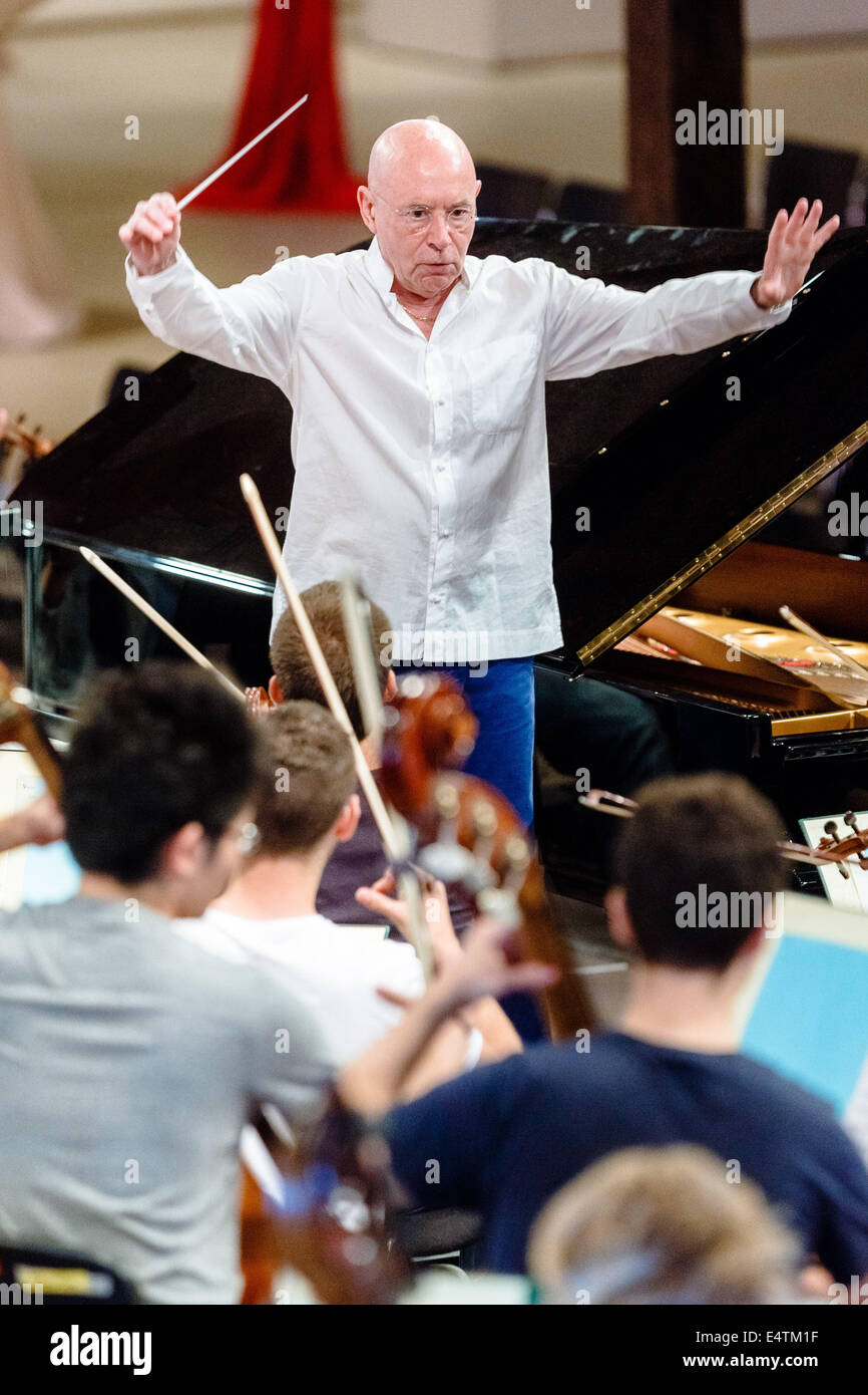 Conductor Christoph Eschenbach rehearses with musicians from the ...