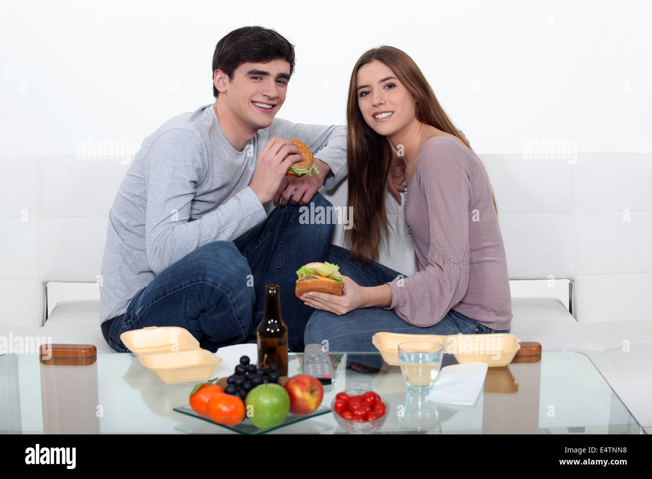 Couple eating fast food Stock Photo - Alamy