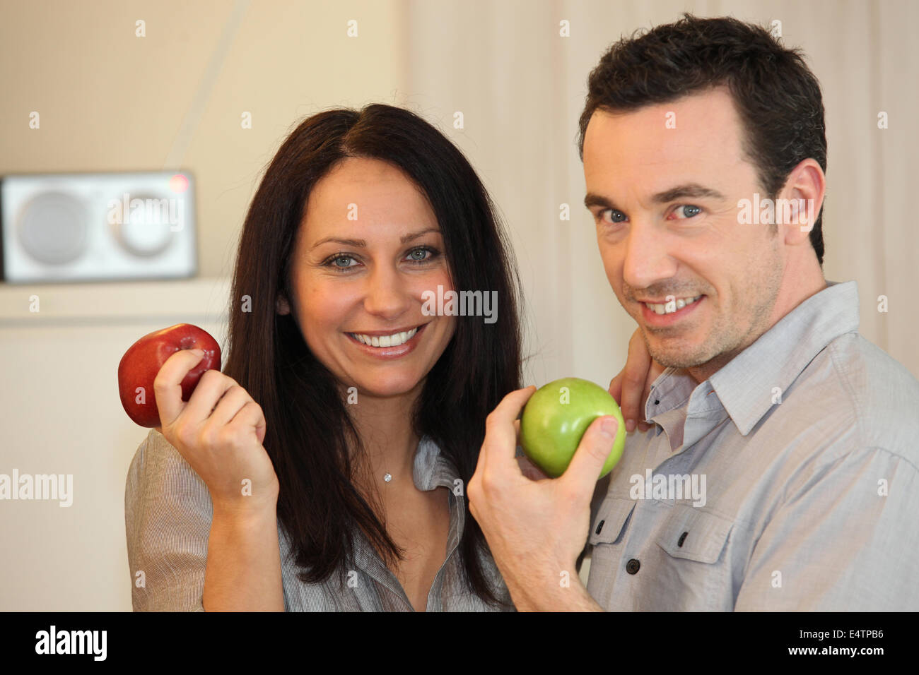 Couple eating apples Stock Photo - Alamy
