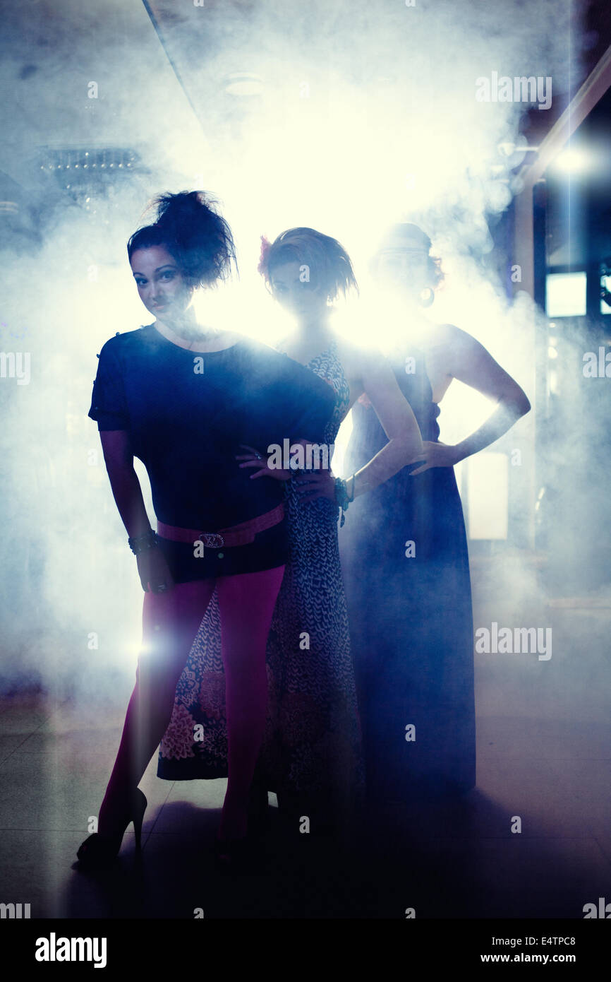 Girls dancing nightclub hi-res stock photography and images - Alamy