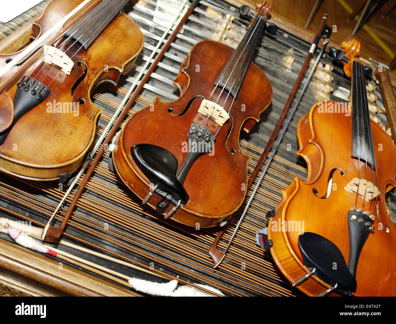 Violins hi-res stock photography and images - Alamy