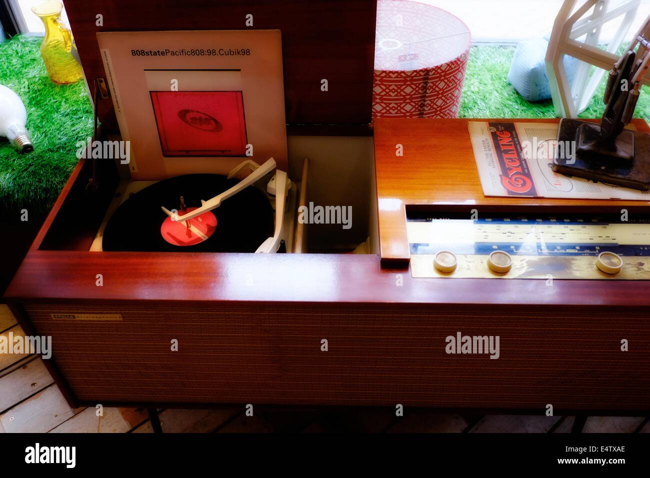 Old gramophone record player hi-res stock photography and images - Alamy