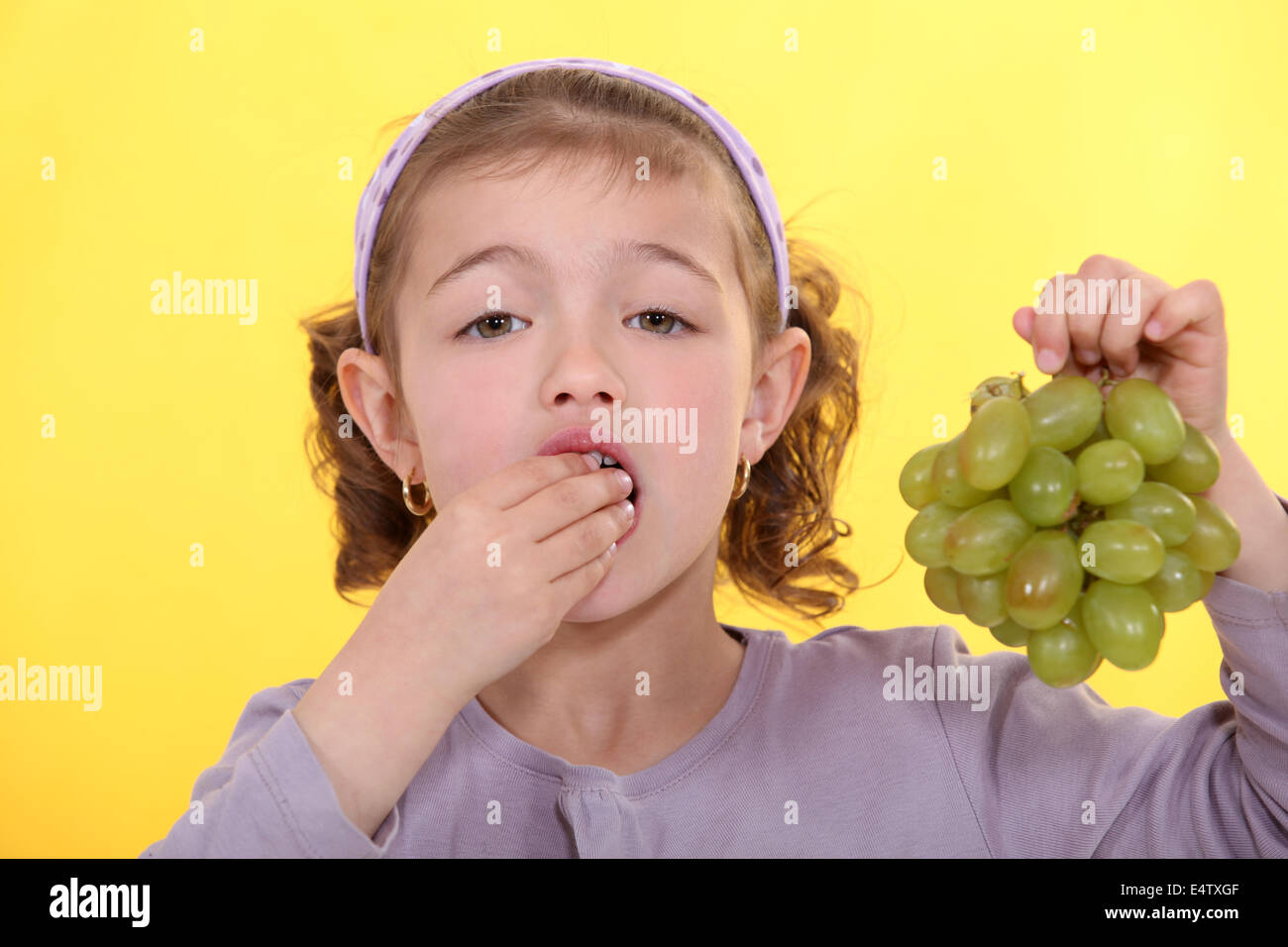 little girl eating grapes Stock Photo - Alamy