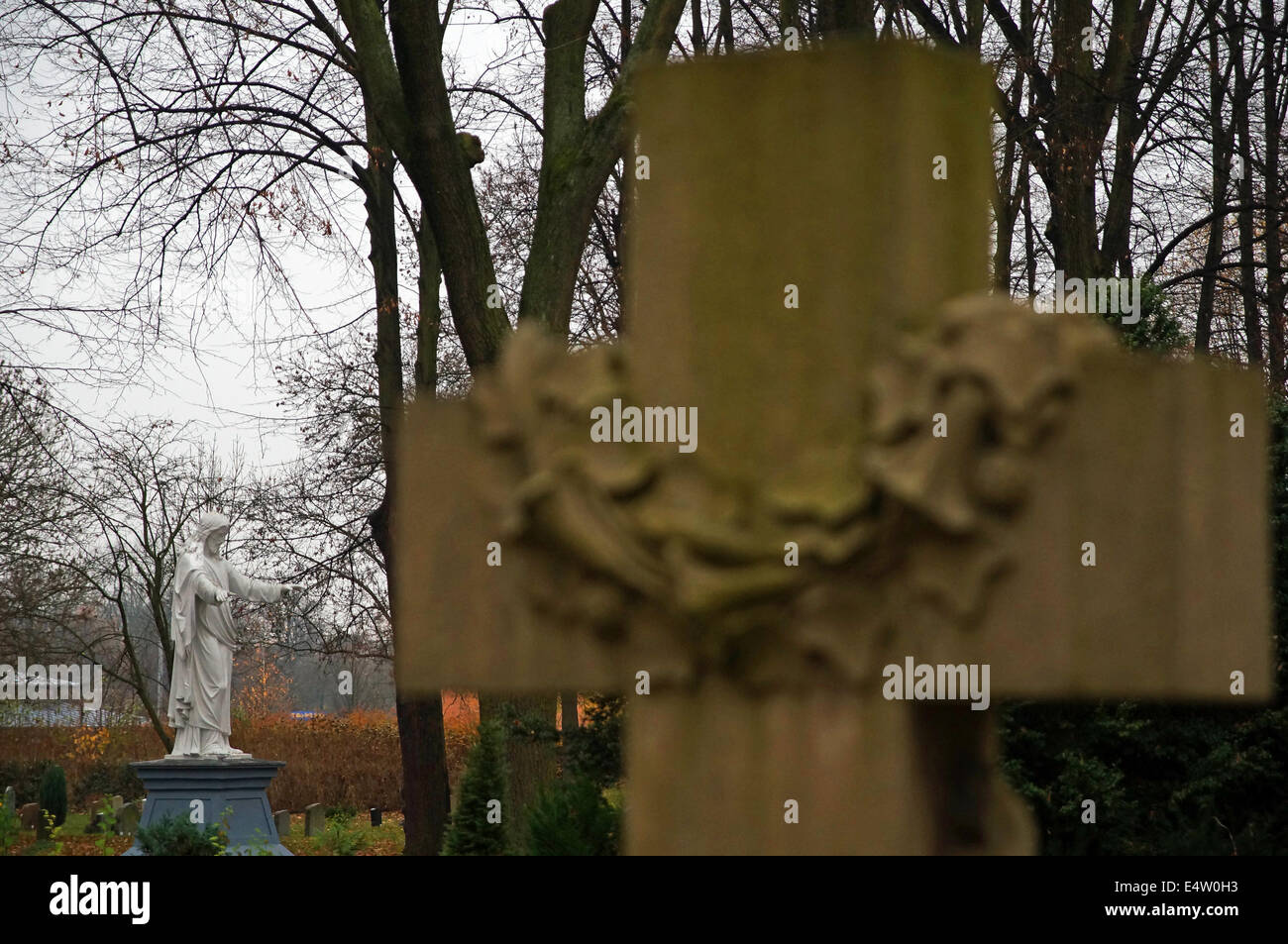Gravestone figure hi-res stock photography and images - Alamy
