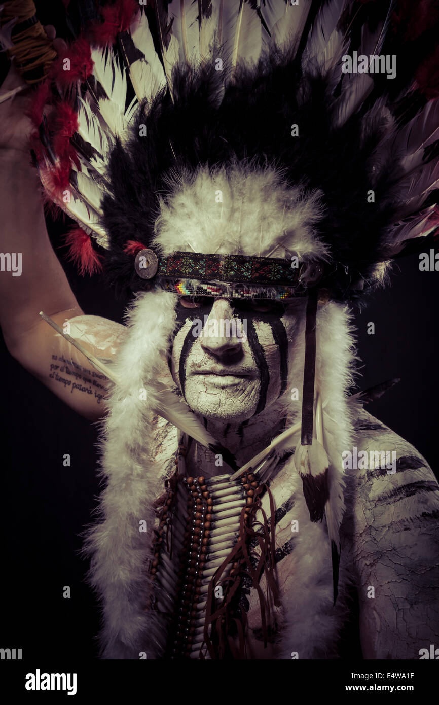 American Indian chief with big feather headdress Stock Photo - Alamy