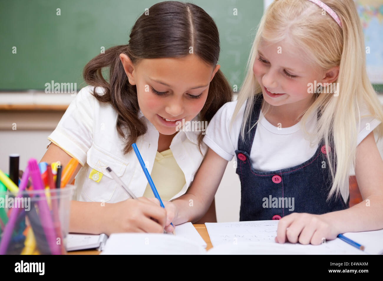 Pupils drawing together Stock Photo - Alamy