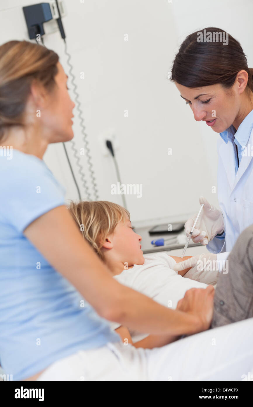 Doctor giving child injection hi-res stock photography and images - Alamy