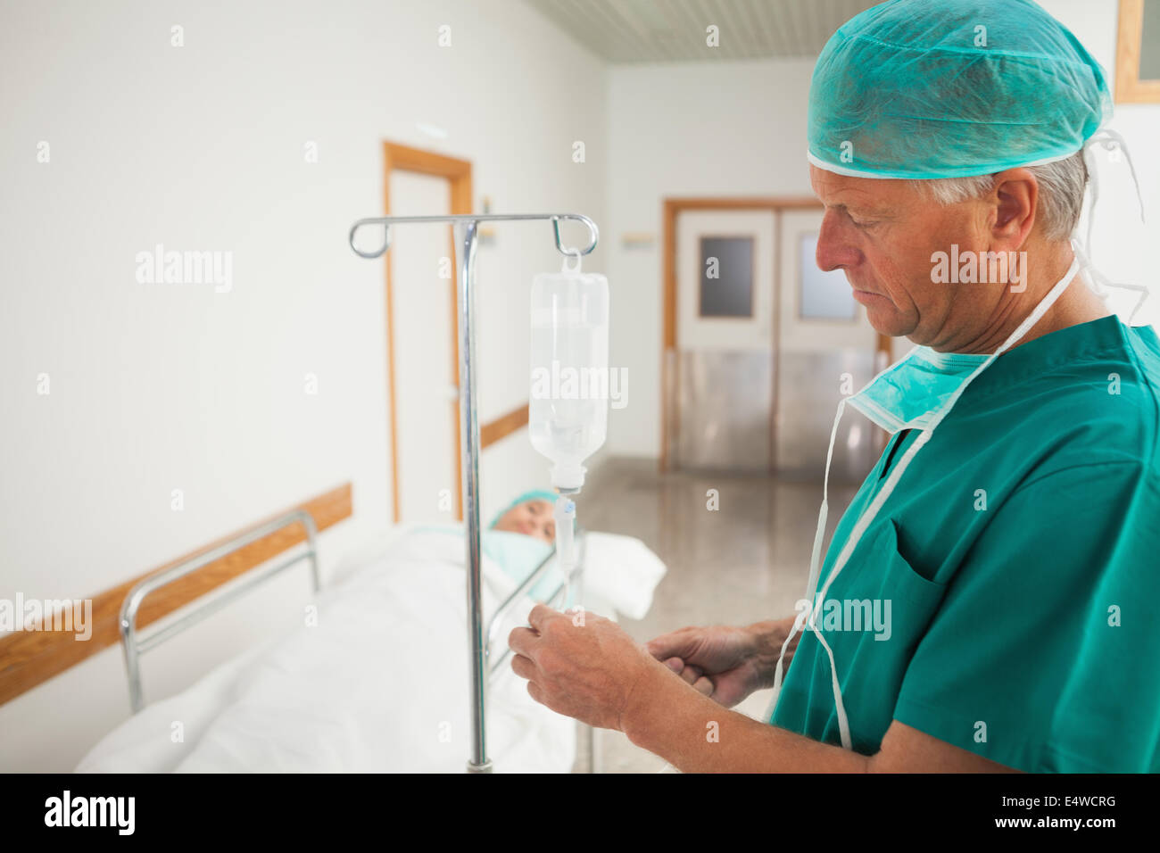 Intravenous drip surgeon hi-res stock photography and images - Alamy Intravenous drip surgeon hi-res stock photography and images - Alamy