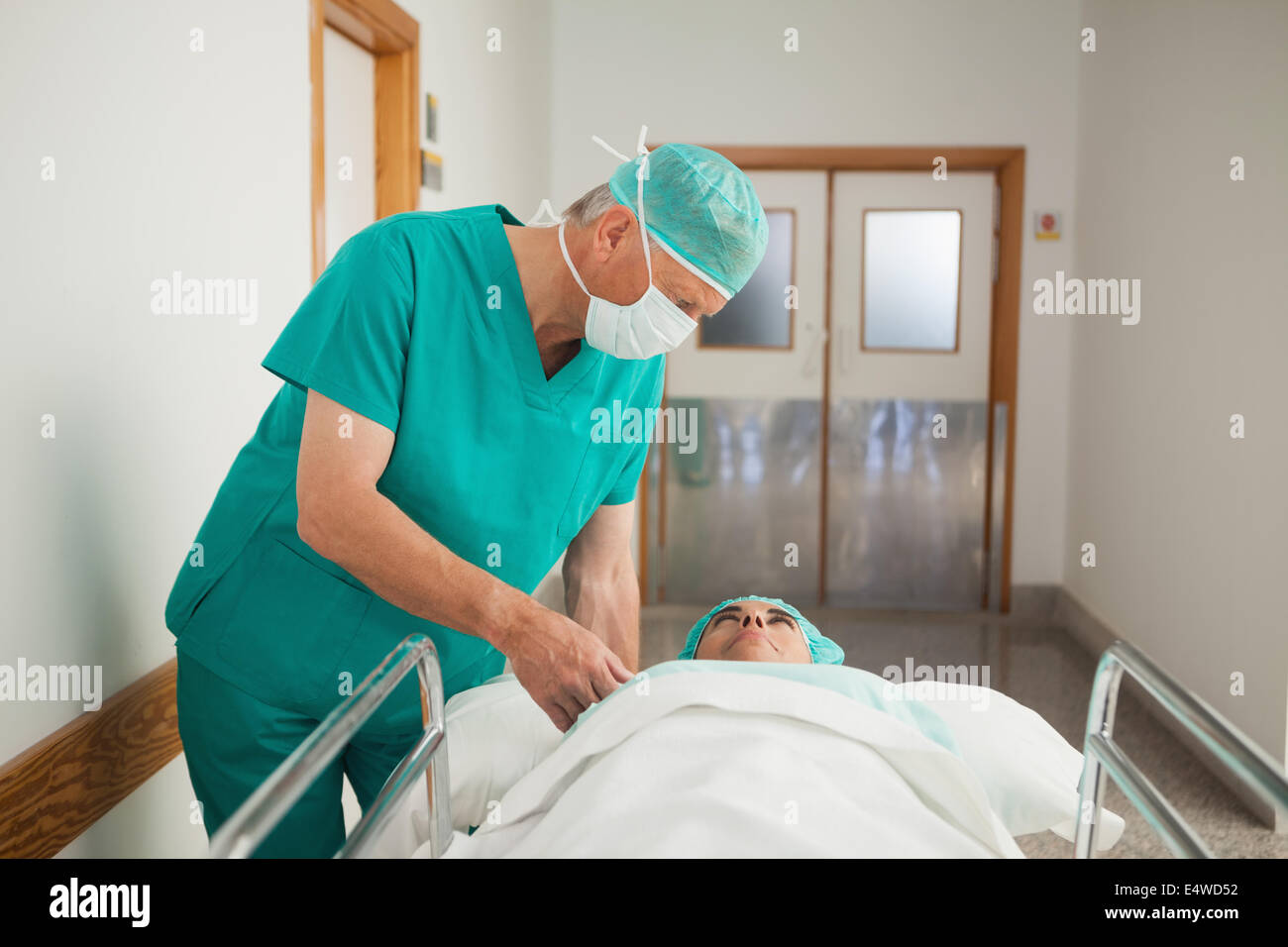 Surgeon and mature patient talking hi-res stock photography and images ...