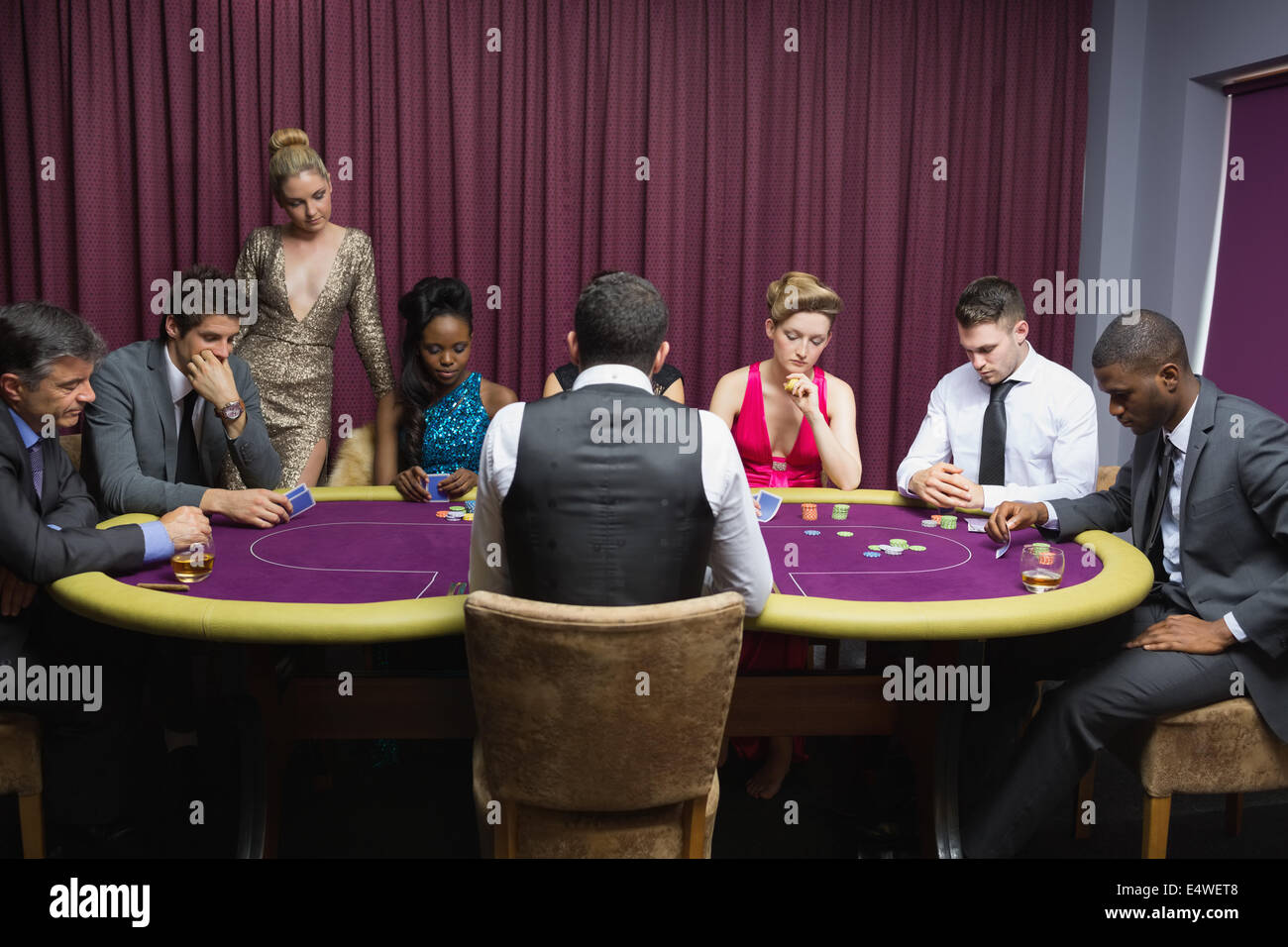 People sitting at the poker table playing Stock Photo - Alamy